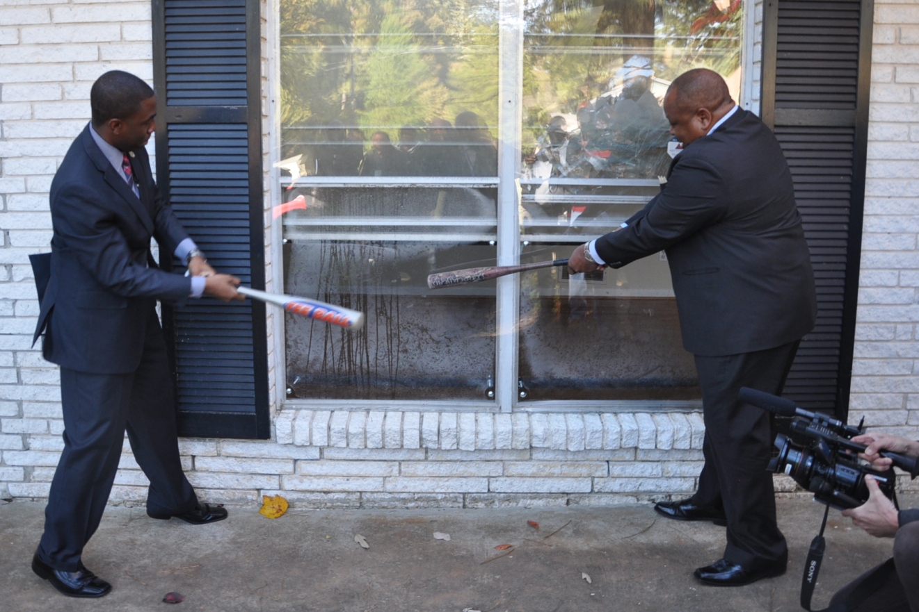 DeKalb County Tests Plywood Replacement to Combat Blight – WABE