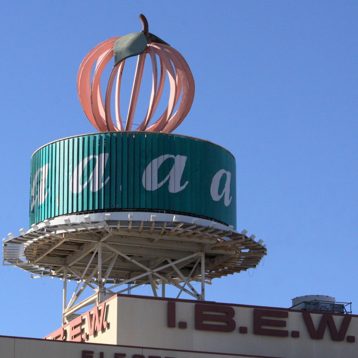 Downtown Atlanta Olympics-Era Peach Tower Taken Down – WABE