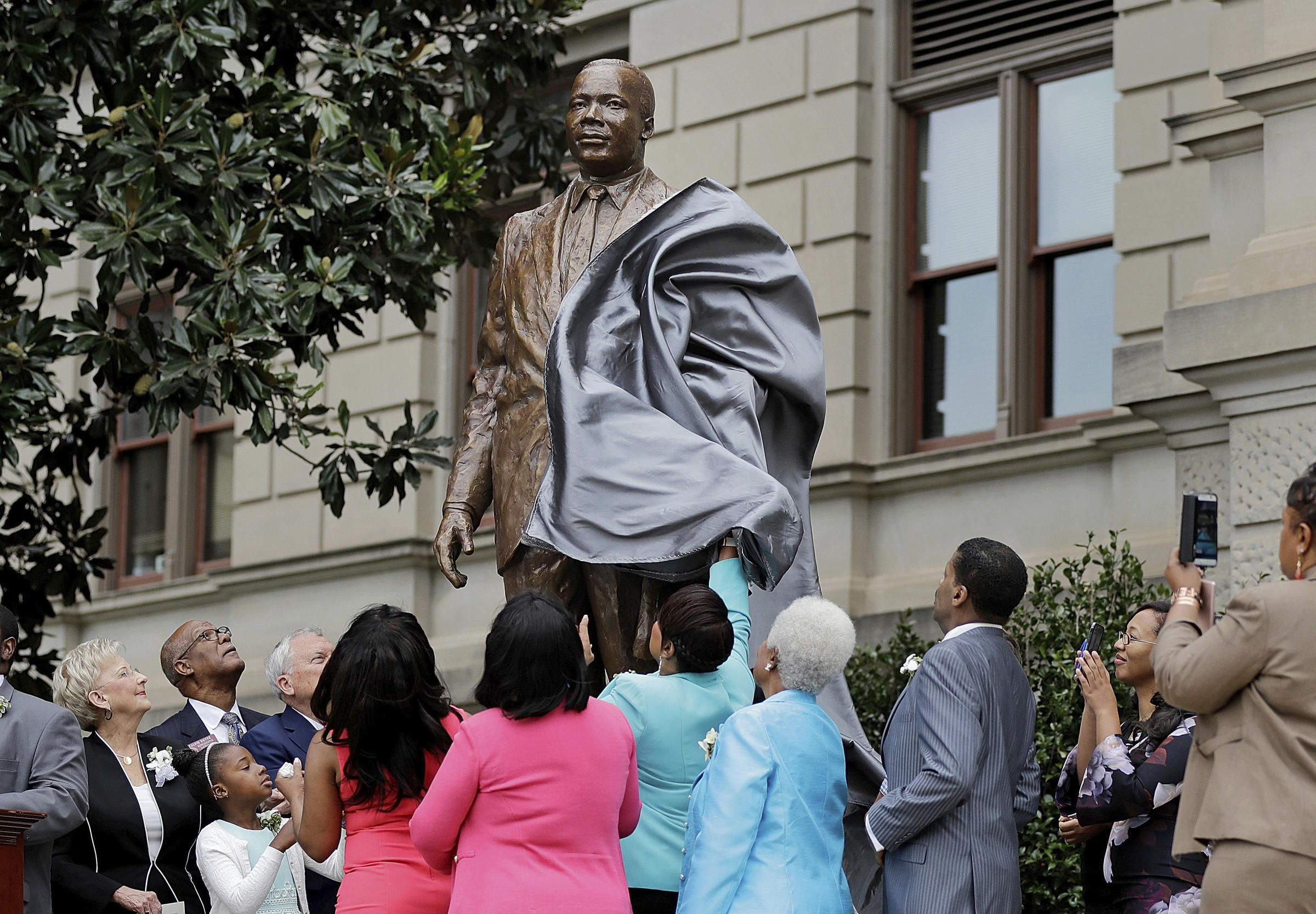 Closer Look: Unveiling MLK Statue; Conversations On Race; And More – WABE