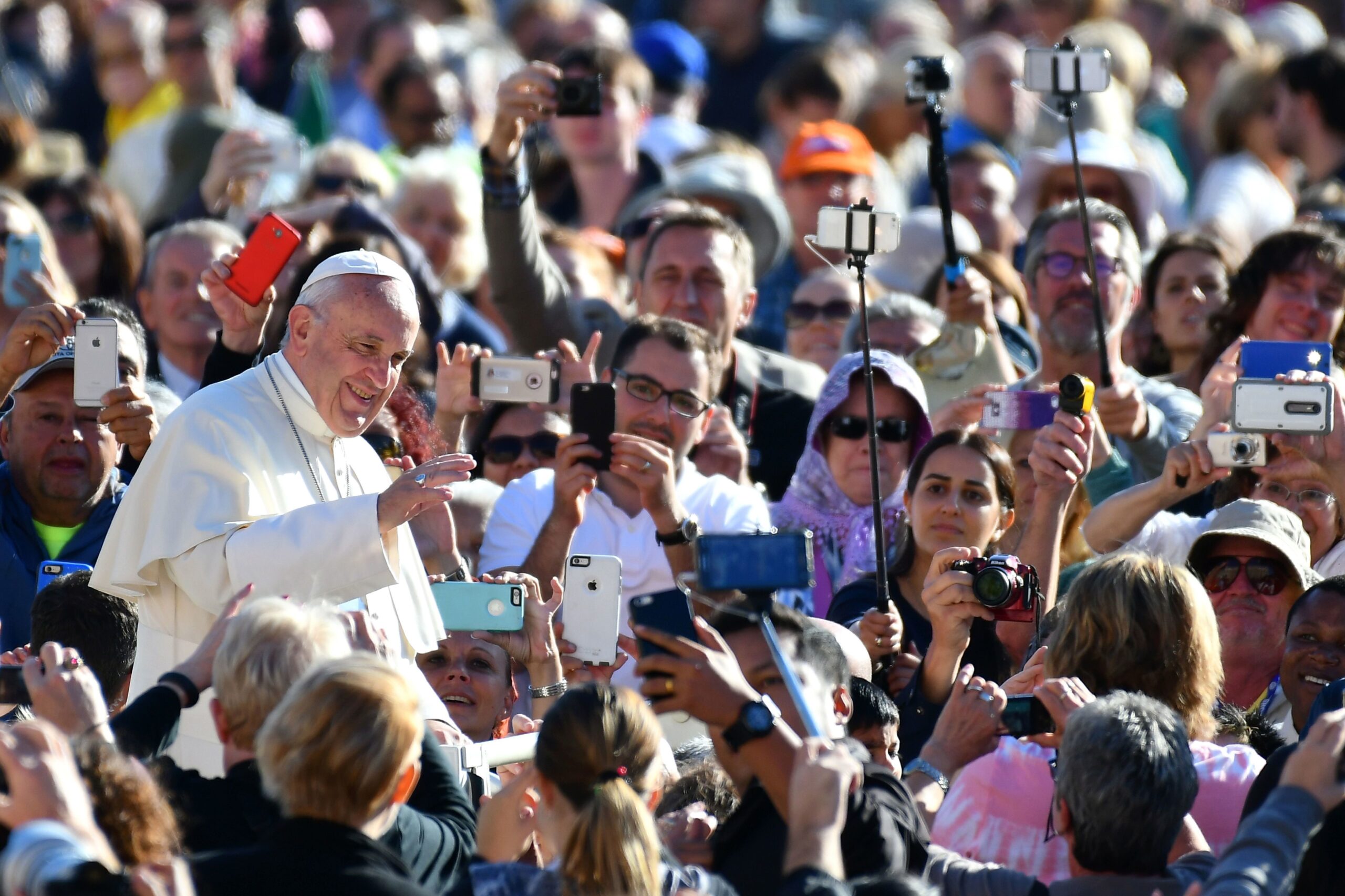 A Request From The Pope: Lift Up Your Hearts, Put Down Your Phones – WABE