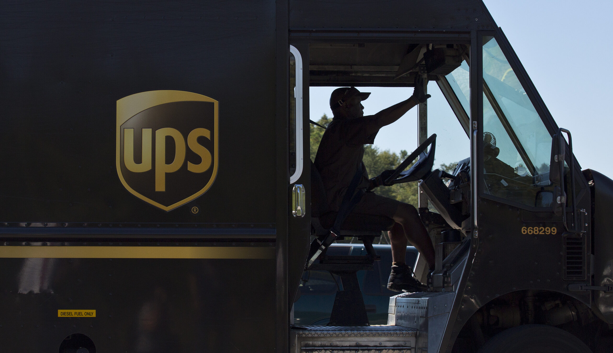 Teamsters, UPS Sign Handshake Agreement – WABE