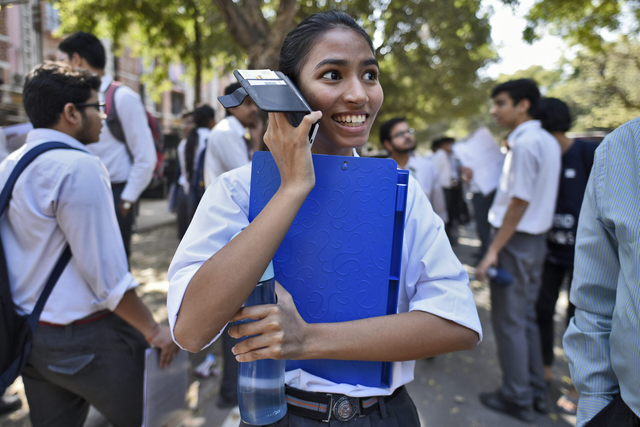 Why Teen Girls And Boys Don’t Have Equal Access To Mobile Phones – WABE