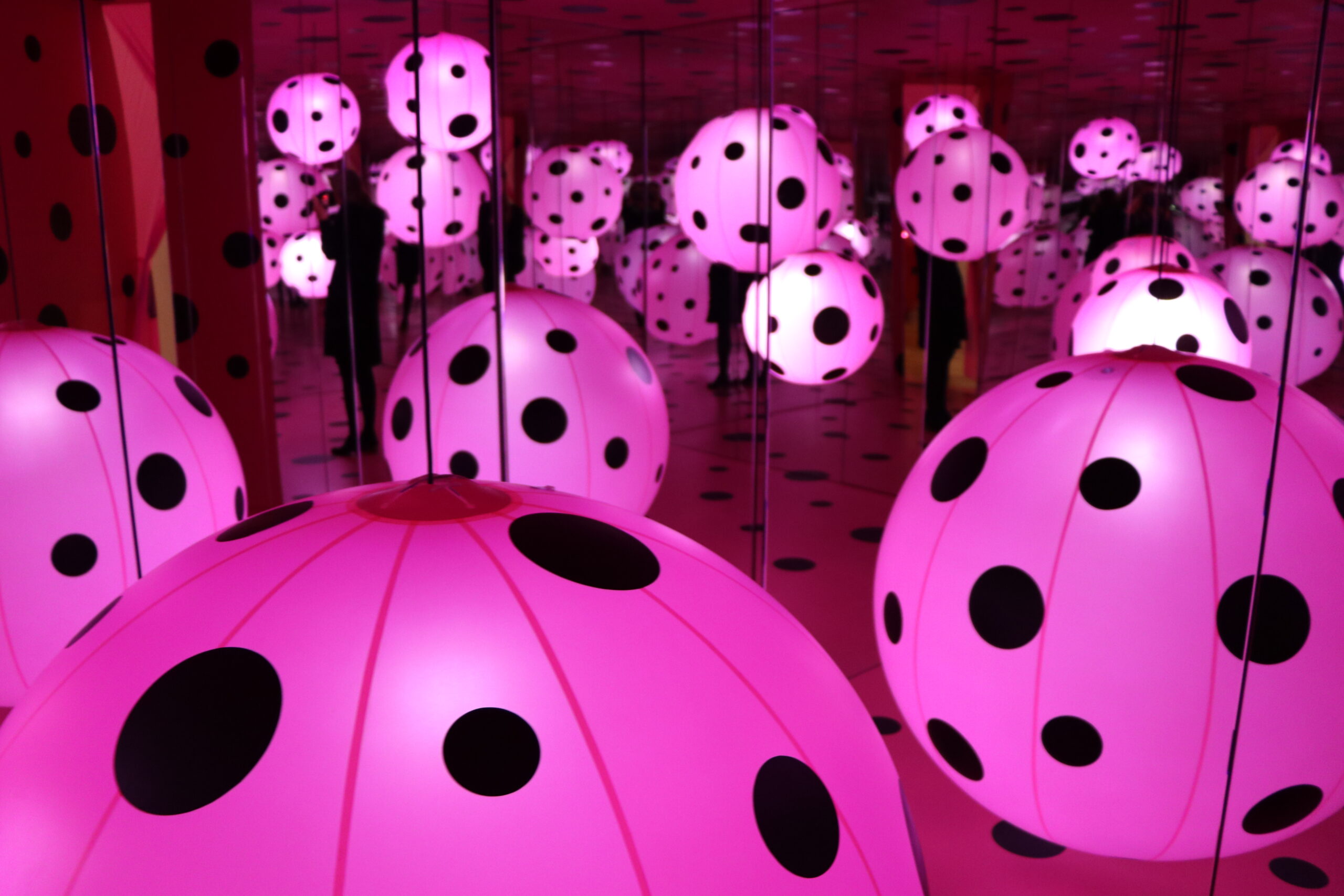 A Look Inside The Highly Anticipated ‘Infinity Mirrors’ Exhibit At The ...