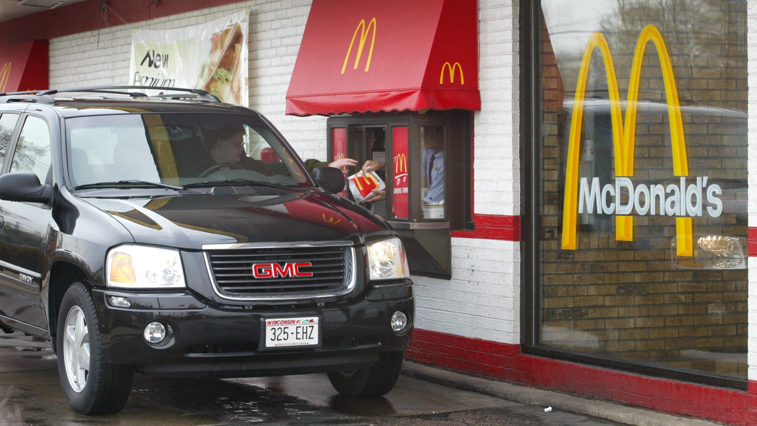 Why U.S. Cities Are Banning New Fast-Food Drive-Throughs – WABE