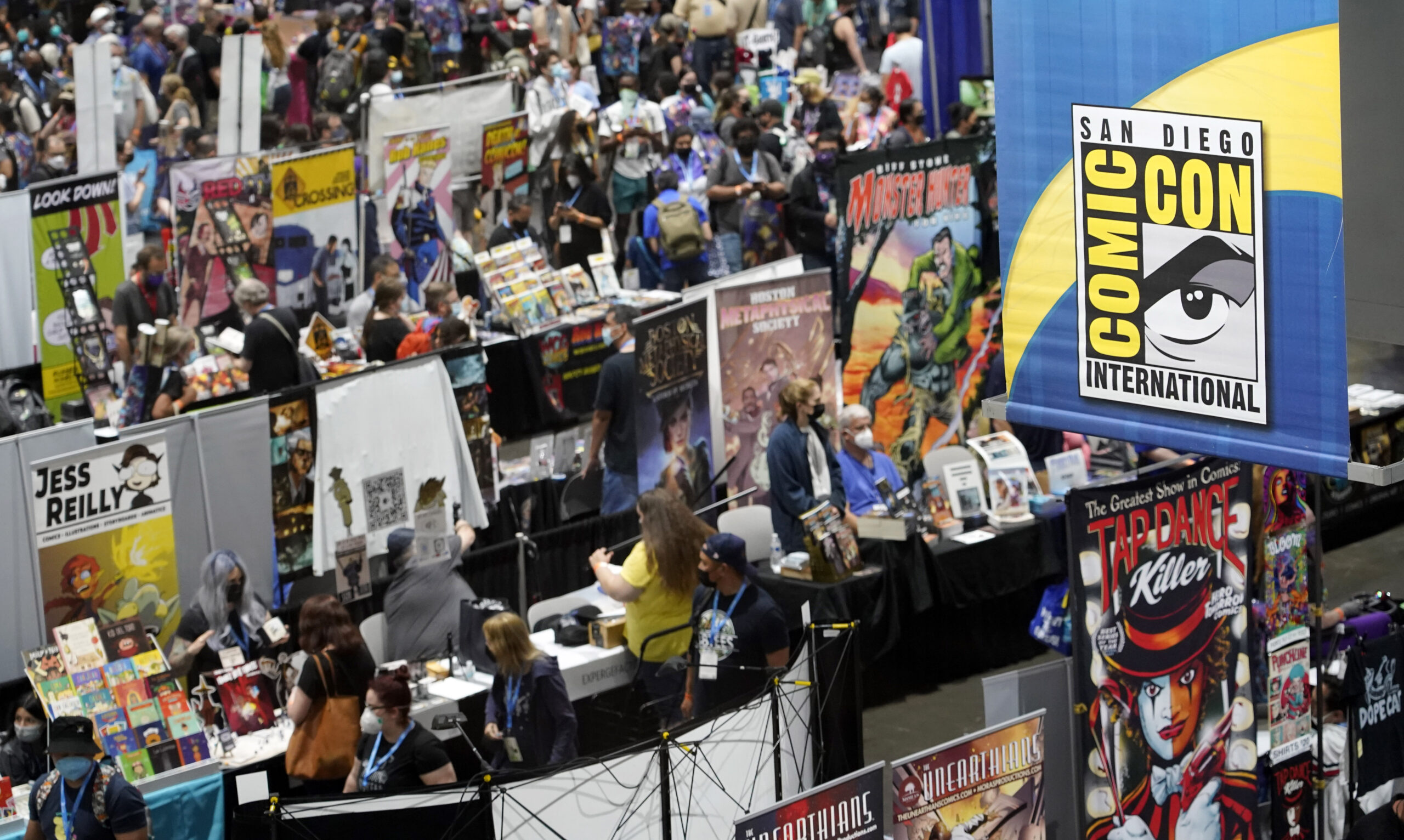 Comic-Con returns in full force with costumes, crowds – WABE