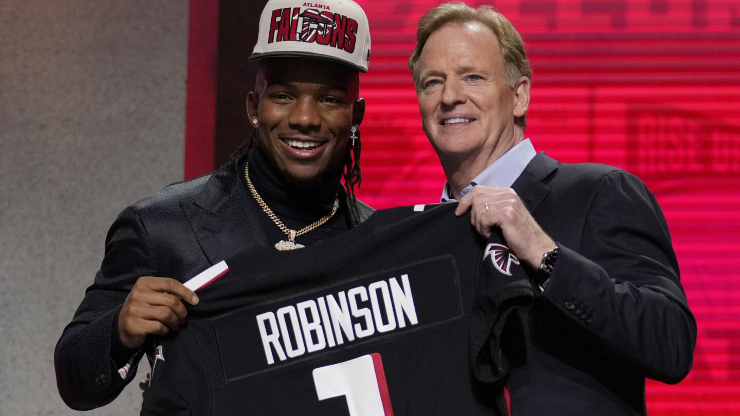 Atlanta Falcons keep first-round focus on offense, take RB Robinson – WABE