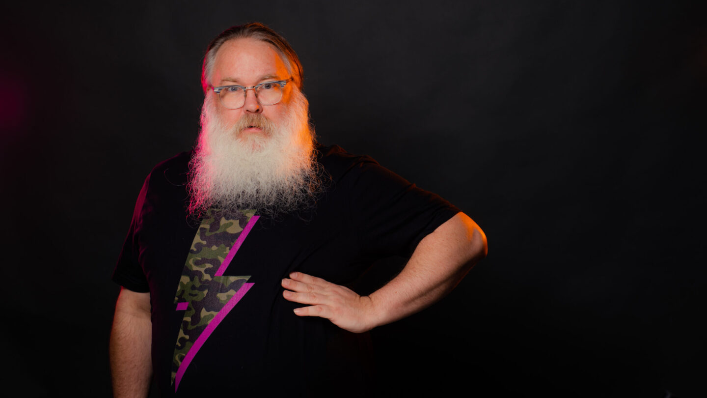 Atlanta comedian Ian Aber embraces queer comedic material – WABE