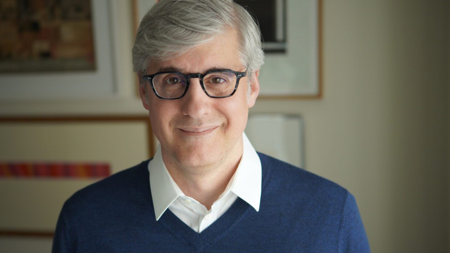 Mo Rocca talks ‘Roctogenerians’ with Lois Reitzes in Decatur – WABE