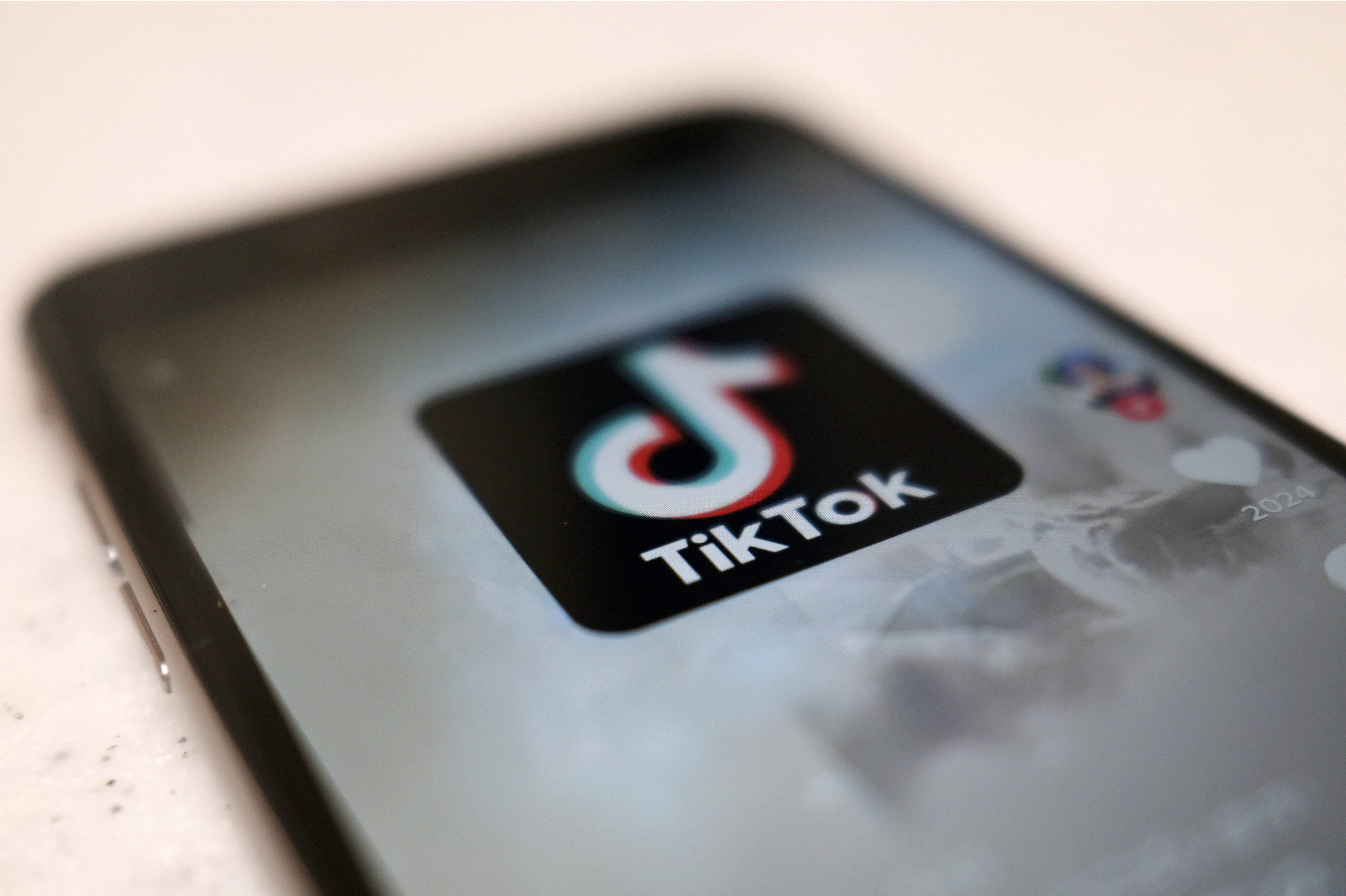 Congress moves to ban TikTok from US government devices – WABE